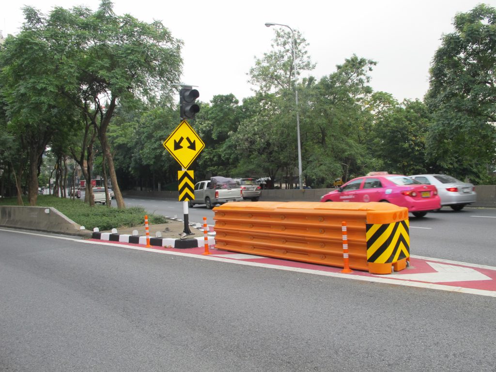 อุปกรณ์ดูดซับแรงปะทะ Crash Cushion Saferoad Group Company Limited